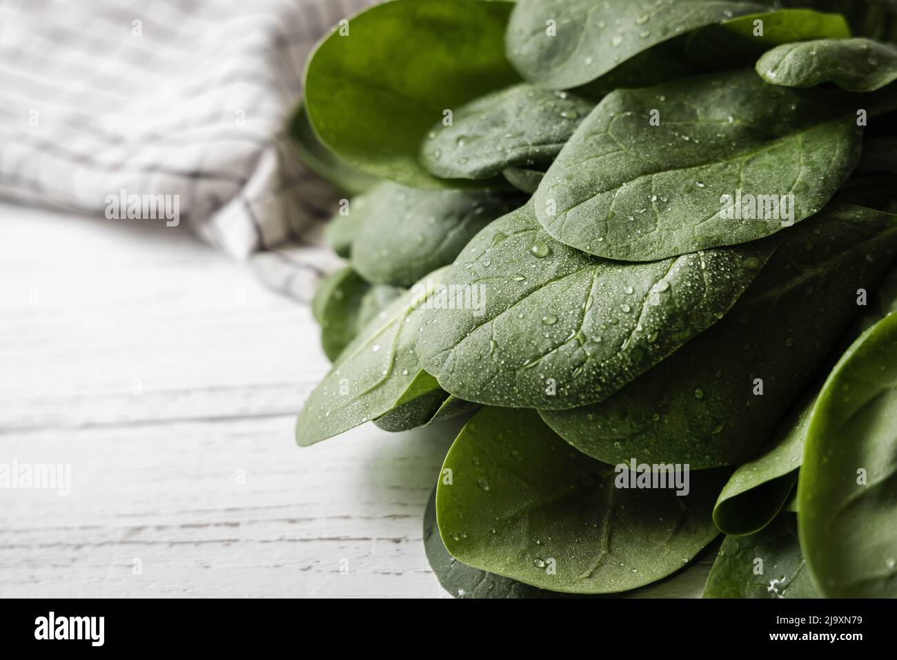 Washed spinach leaves hi-res stock photography and images - Alamy