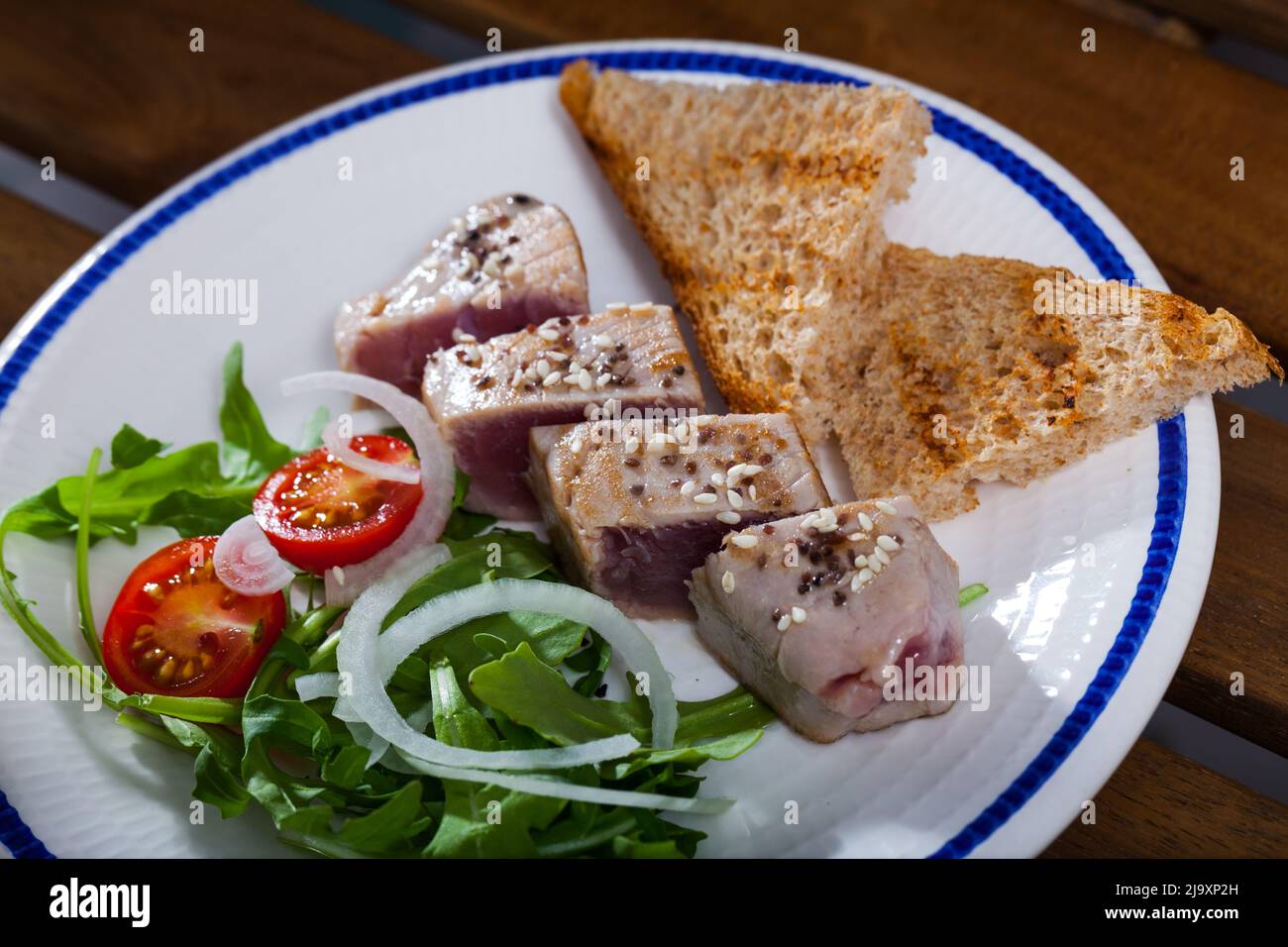 Tuna fillet Tataki with toasted bread Stock Photo - Alamy