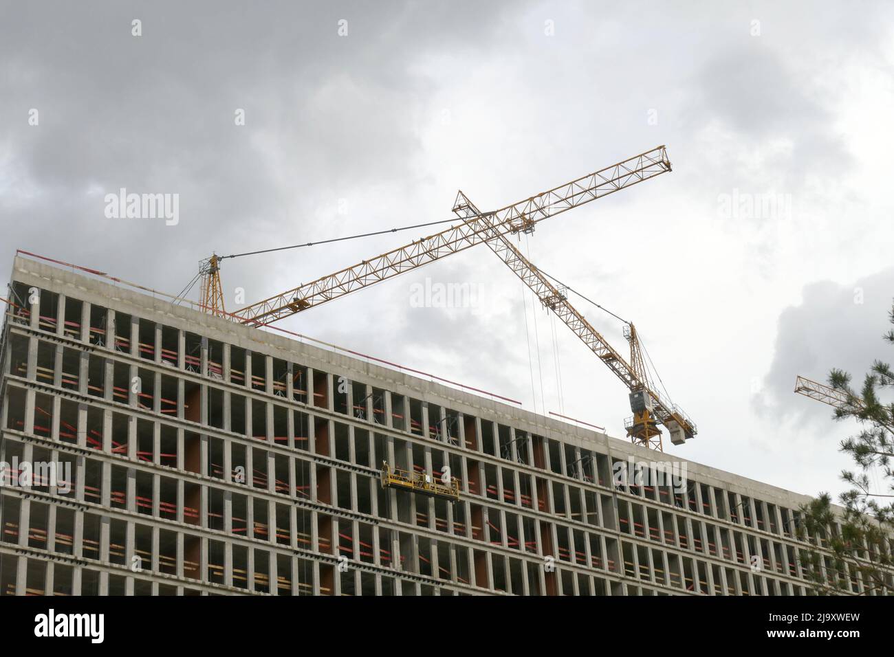 Cranes constructing tall building hi-res stock photography and images ...