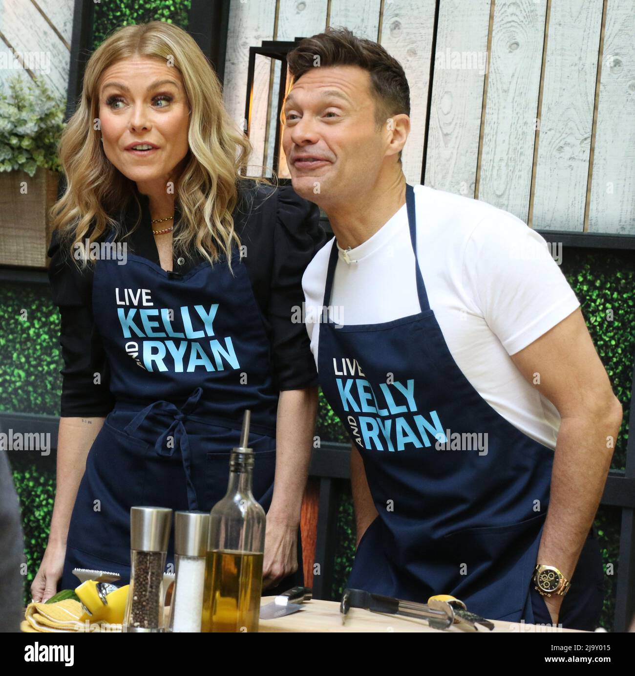 Kelly ripa ryan seacrest hi-res stock photography and images - Alamy