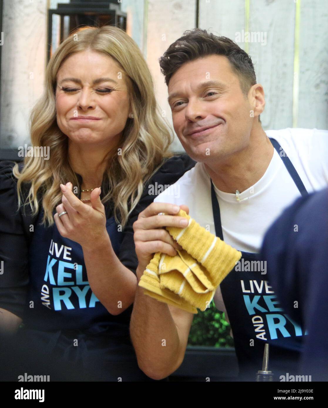 Kelly ripa ryan seacrest hi-res stock photography and images - Alamy