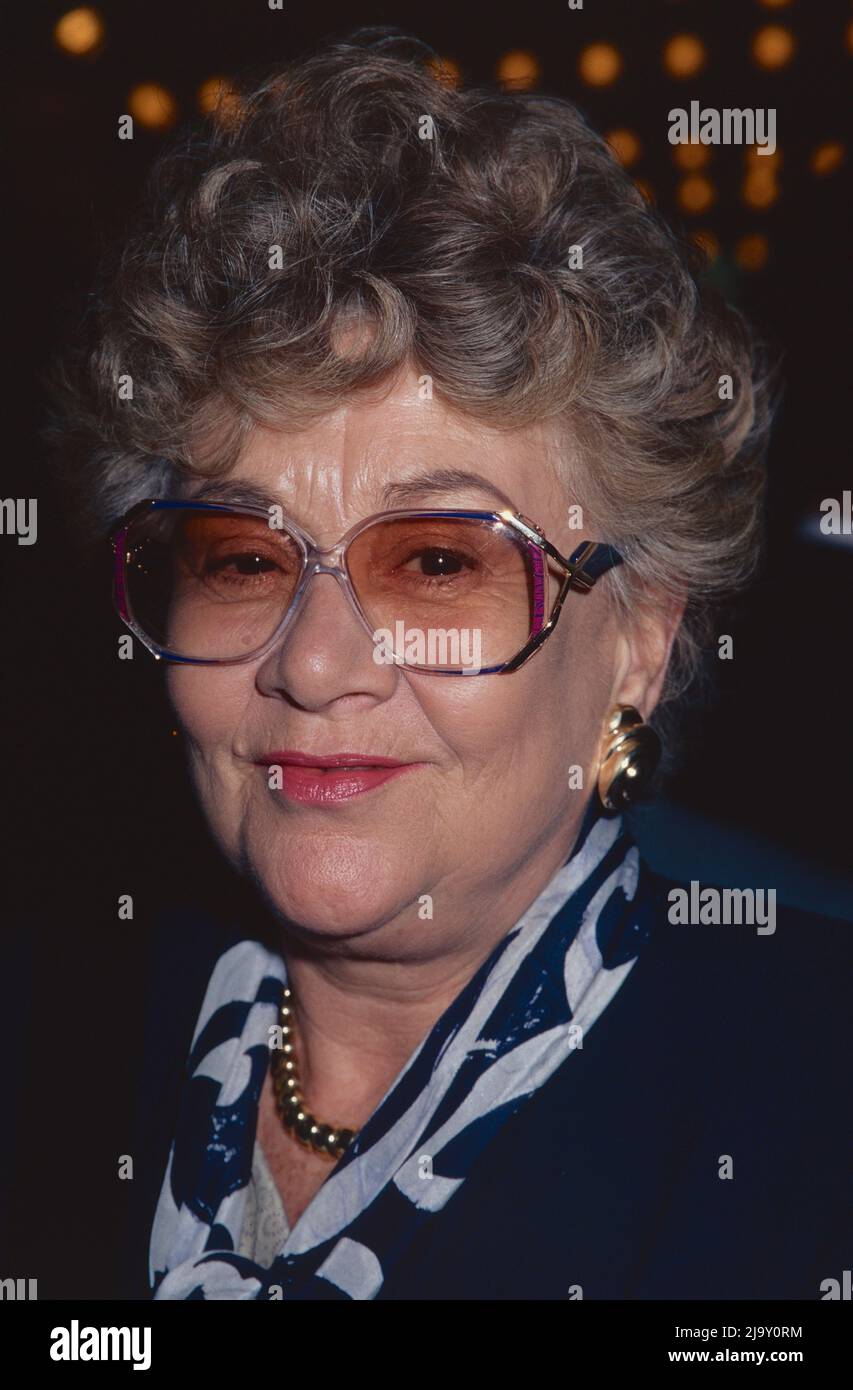 Joan plowright theatre hi-res stock photography and images - Alamy