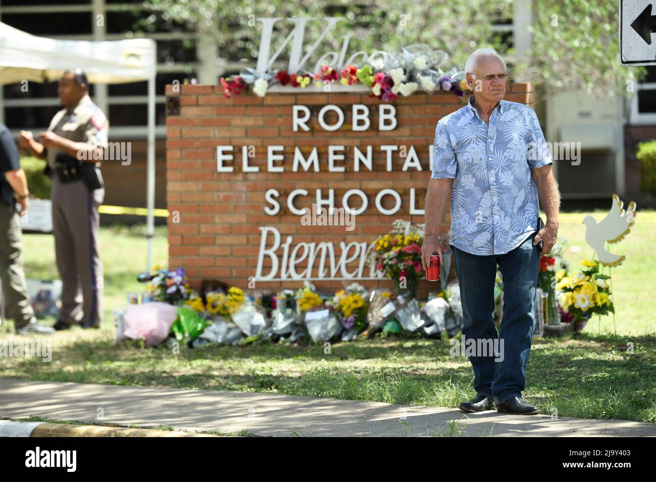 Dead memorial flowers hi-res stock photography and images - Alamy