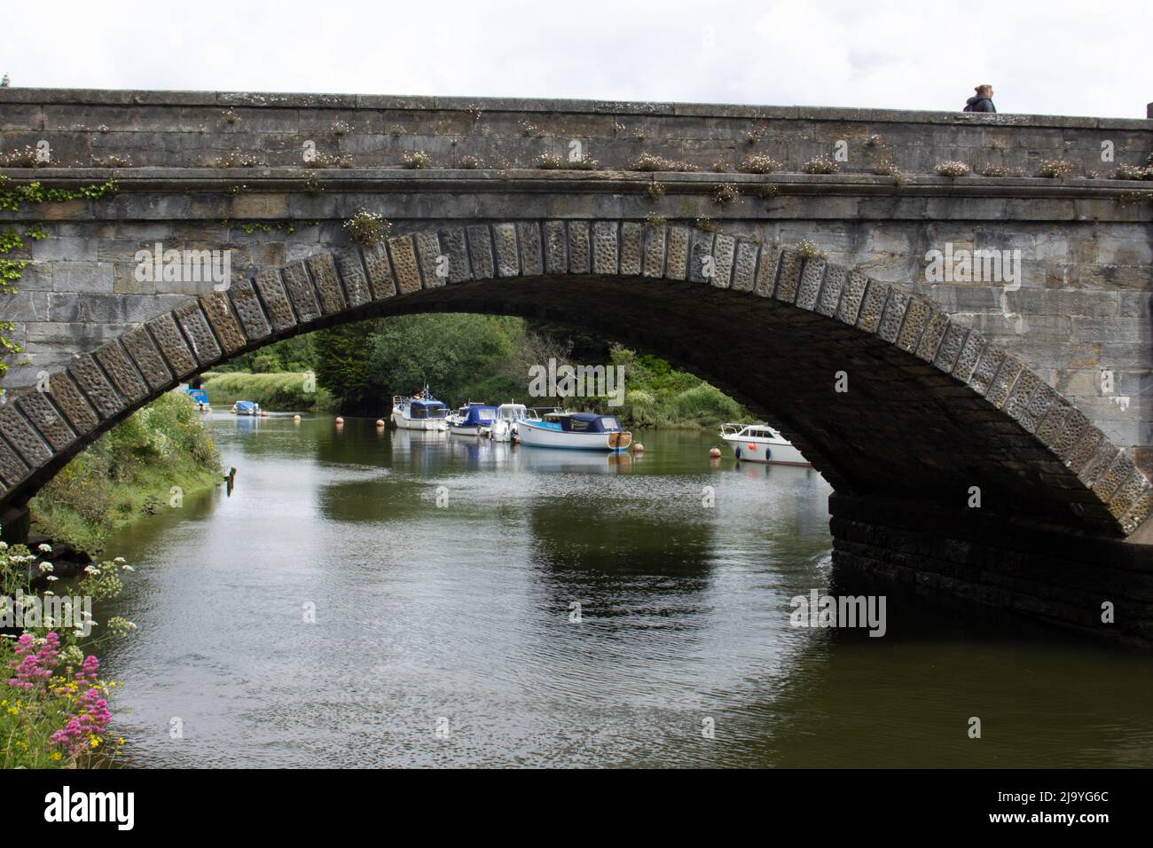 TOTNES, UK - JUNE 26, 2021 The famous Bridgetown Bridge over the River ...