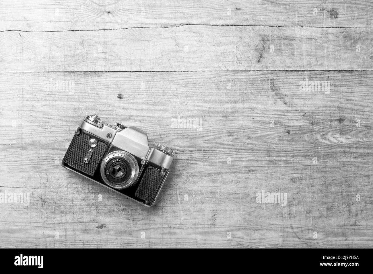Old fashioned camera top view Black and White Stock Photos & Images - Alamy