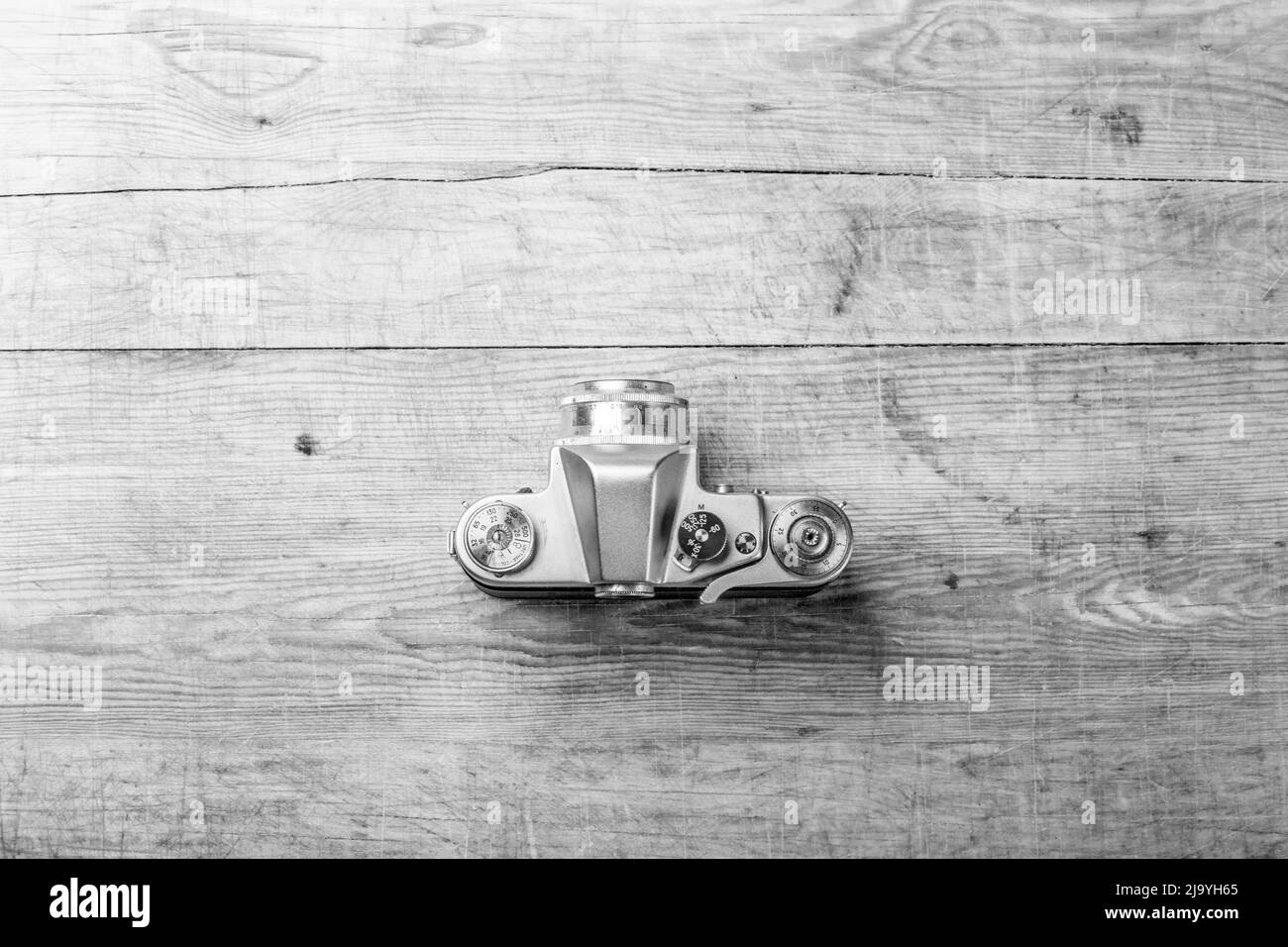 Old fashioned camera top view Black and White Stock Photos & Images - Alamy