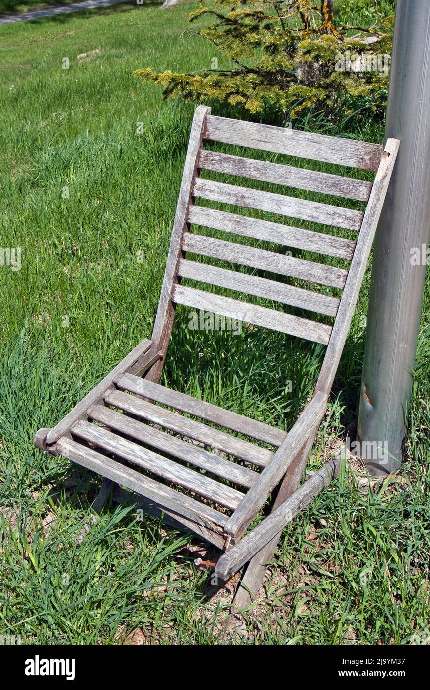 Broken garden seat hi-res stock photography and images - Alamy