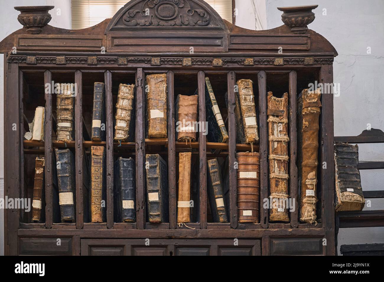 Messy bookshelf hi-res stock photography and images - Alamy
