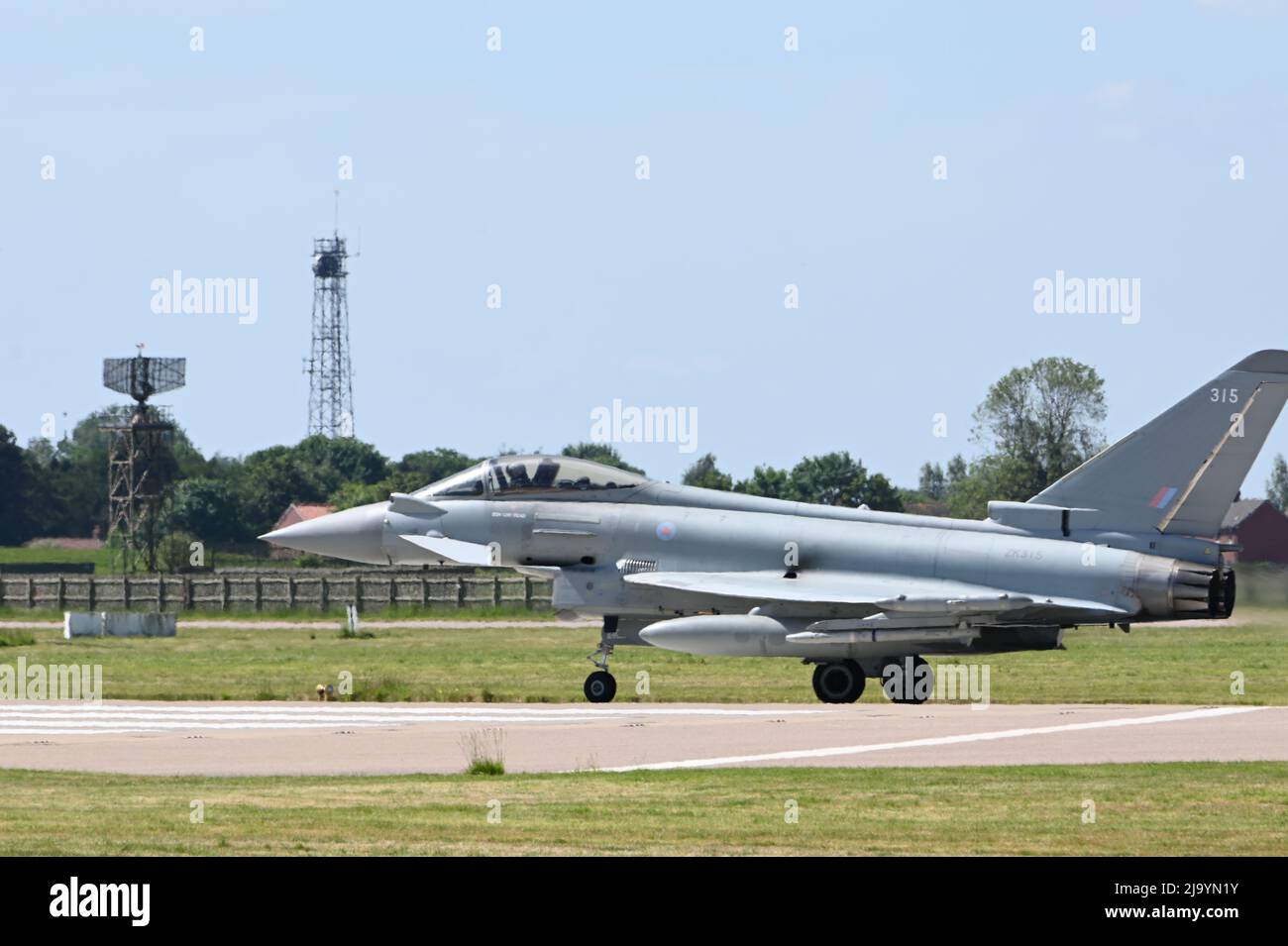 Jet fighter low flying hi-res stock photography and images - Alamy