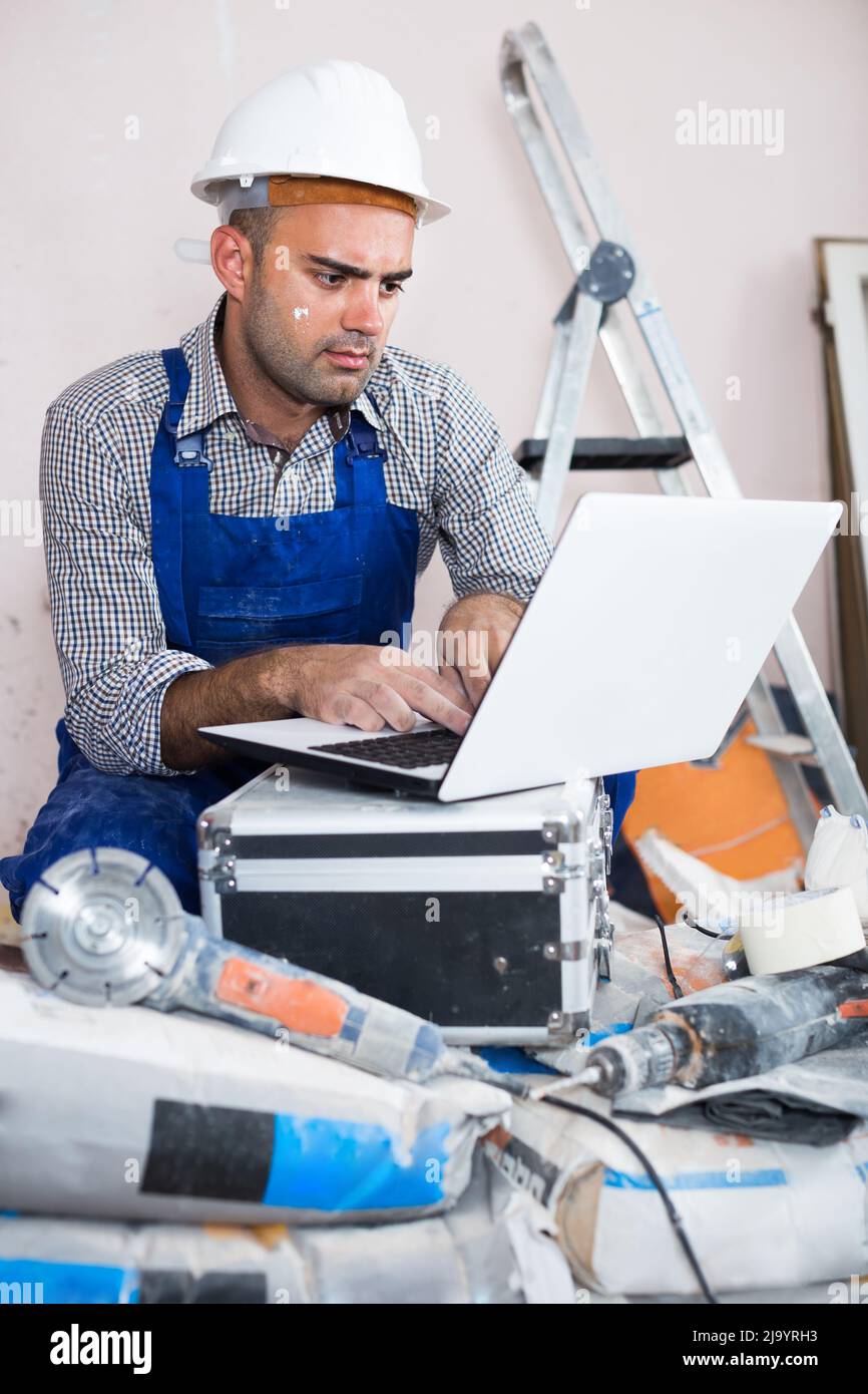 builder directs the repair process Stock Photo - Alamy