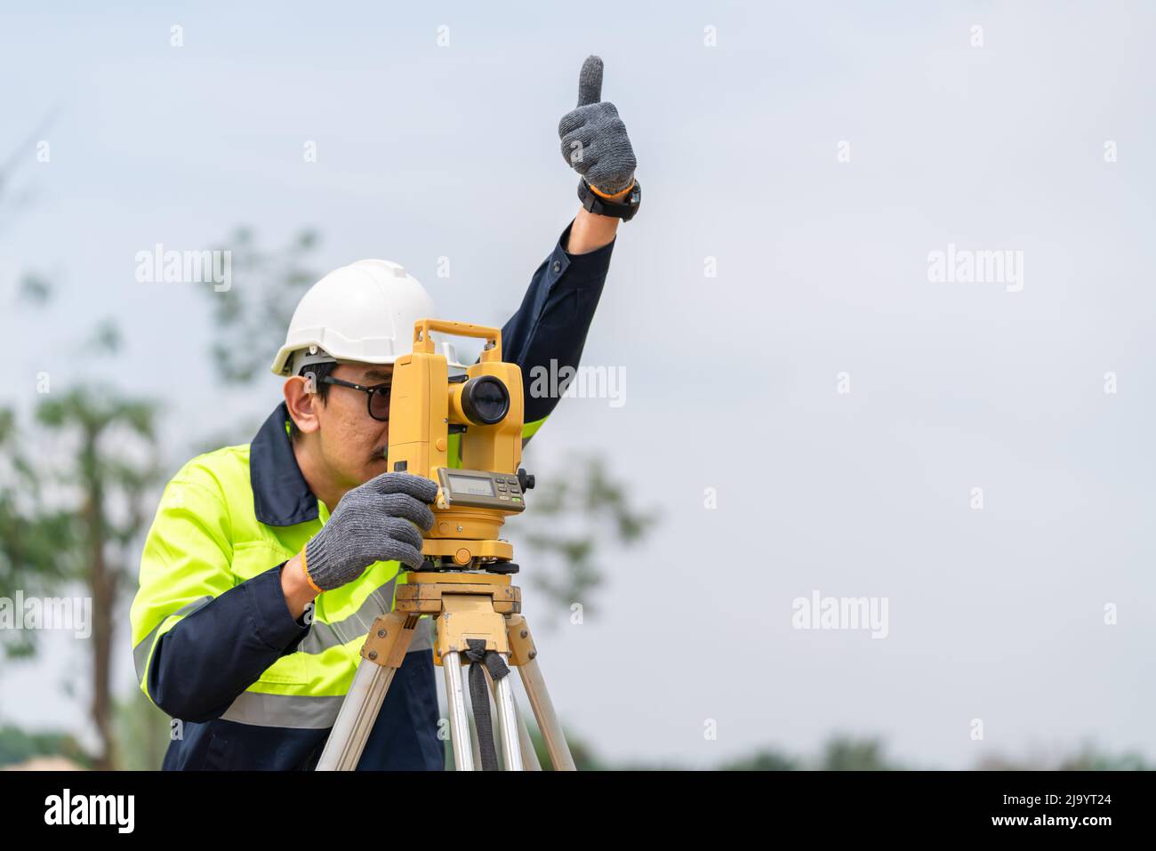 Civil engineer surveying equipment hi-res stock photography and images ...