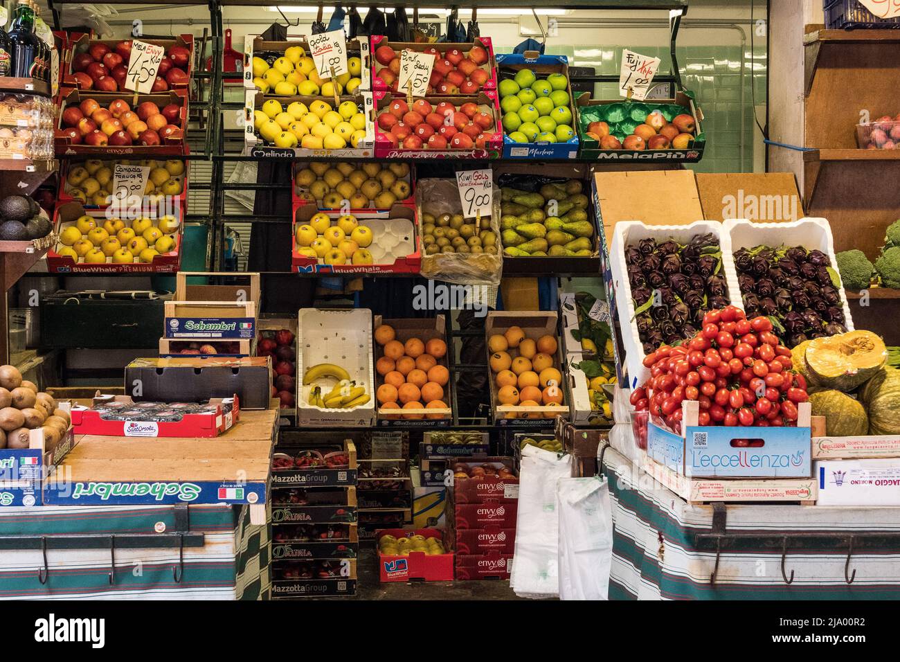 Woman at fruit and vegetable stand hi-res stock photography and images ...