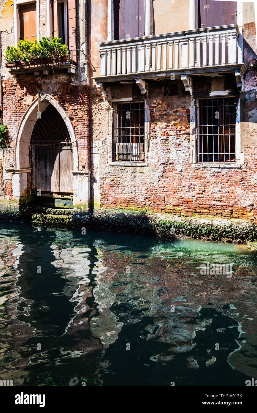 Italian crumbling buildings hi-res stock photography and images - Alamy
