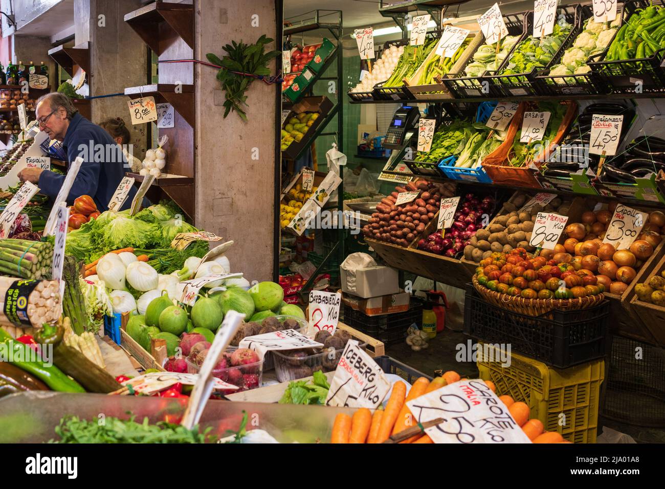 Fruit and vegetable shop hi-res stock photography and images - Alamy