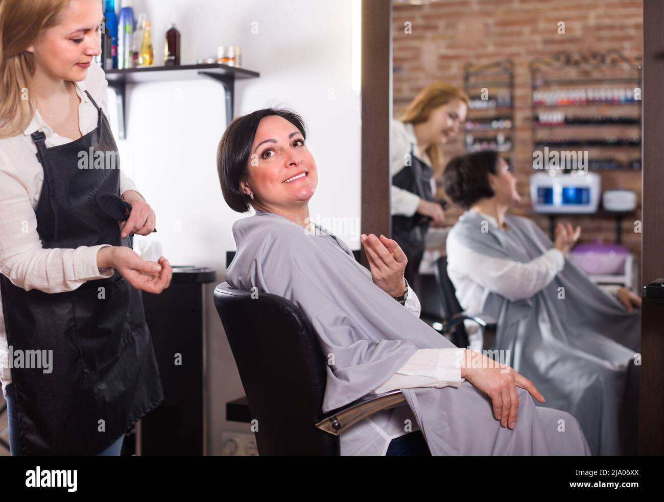 Mature woman in salon hi-res stock photography and images - Alamy
