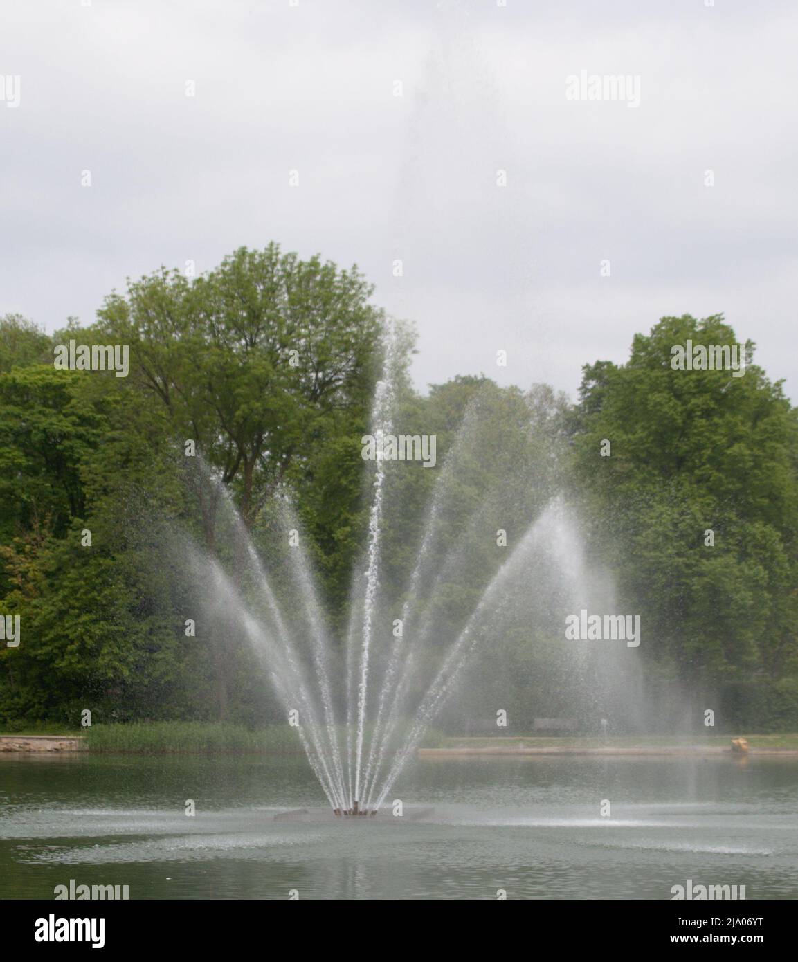 fountain fontaine lake water trees high water feature Stock Photo - Alamy