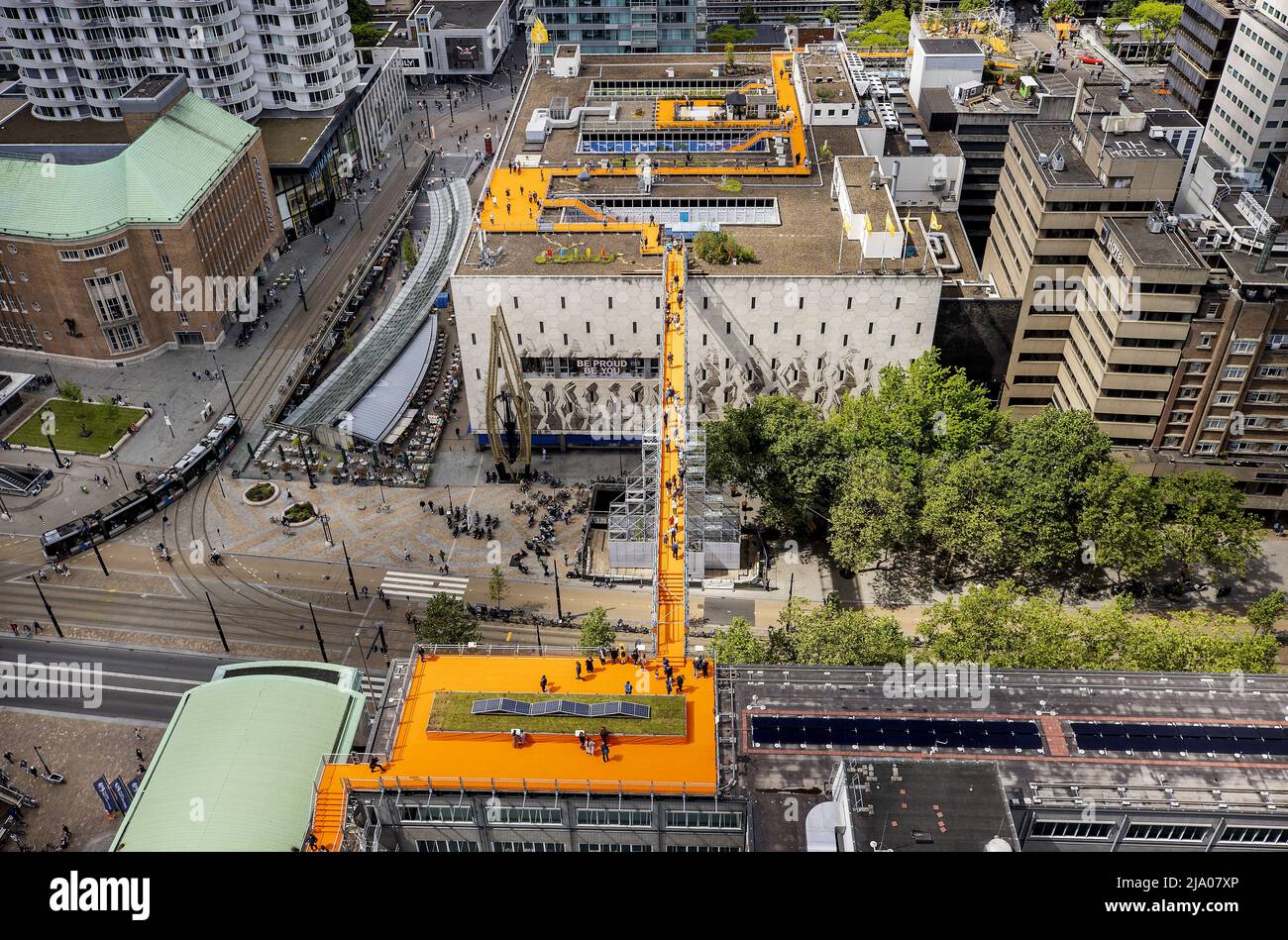 2022-05-26 12:17:55 ROTTERDAM - Visitors walk across the sky bridge ...