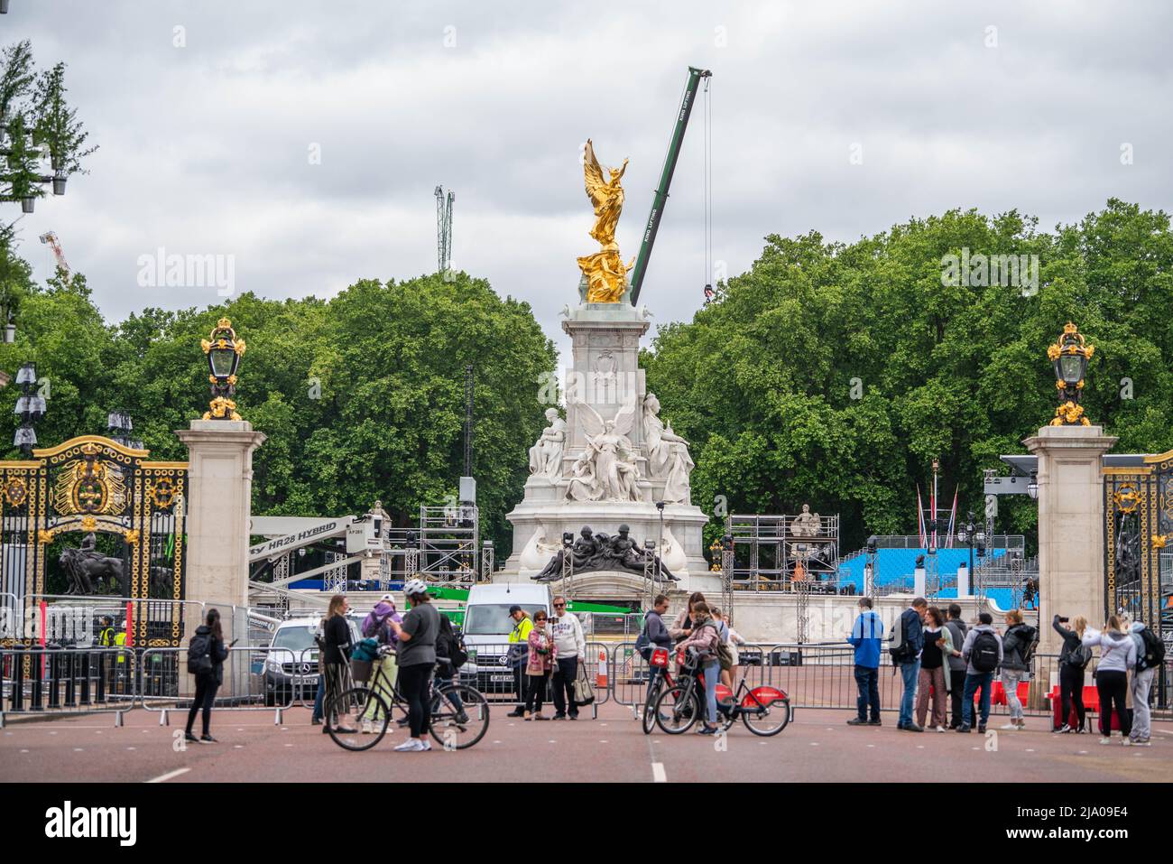 London UK, 26 May 2022. Crowds of people viewing the Thomas Heatherwick ...