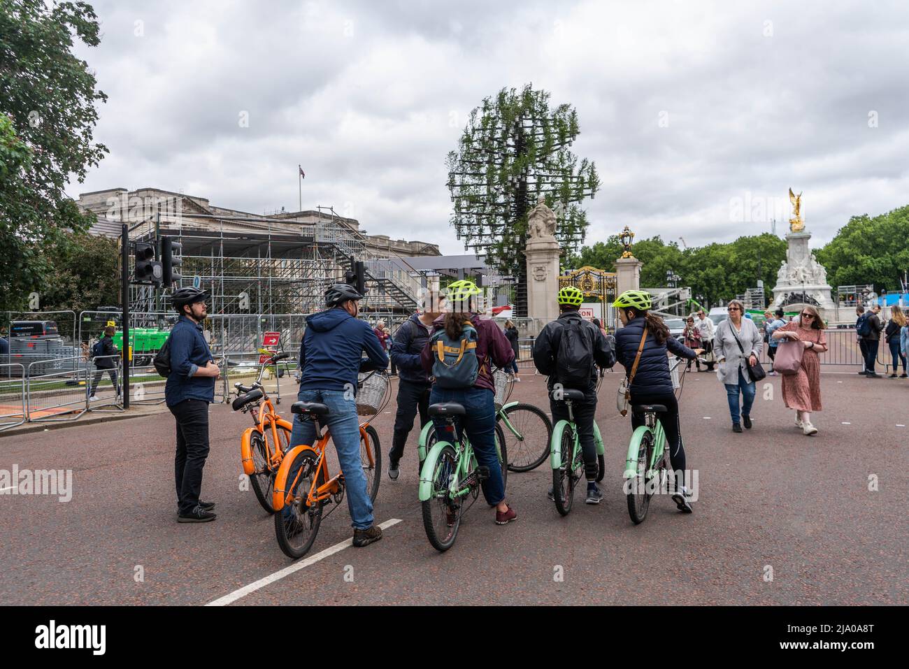 London UK, 26 May 2022. Crowds of people viewing the Thomas Heatherwick 21-metre-high Tree of ...