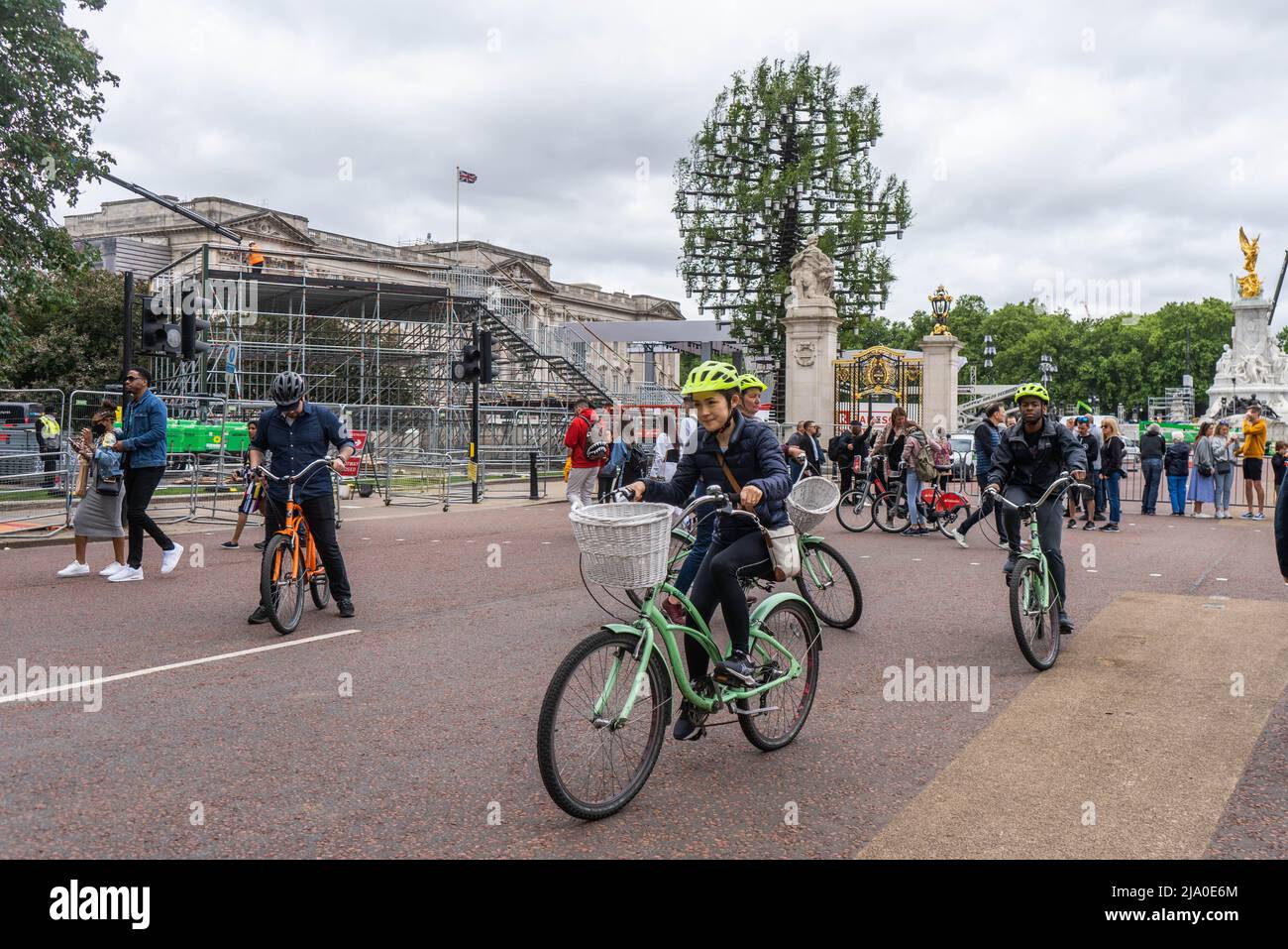 London UK, 26 May 2022. Tourists view the completed Thomas Heatherwick ...