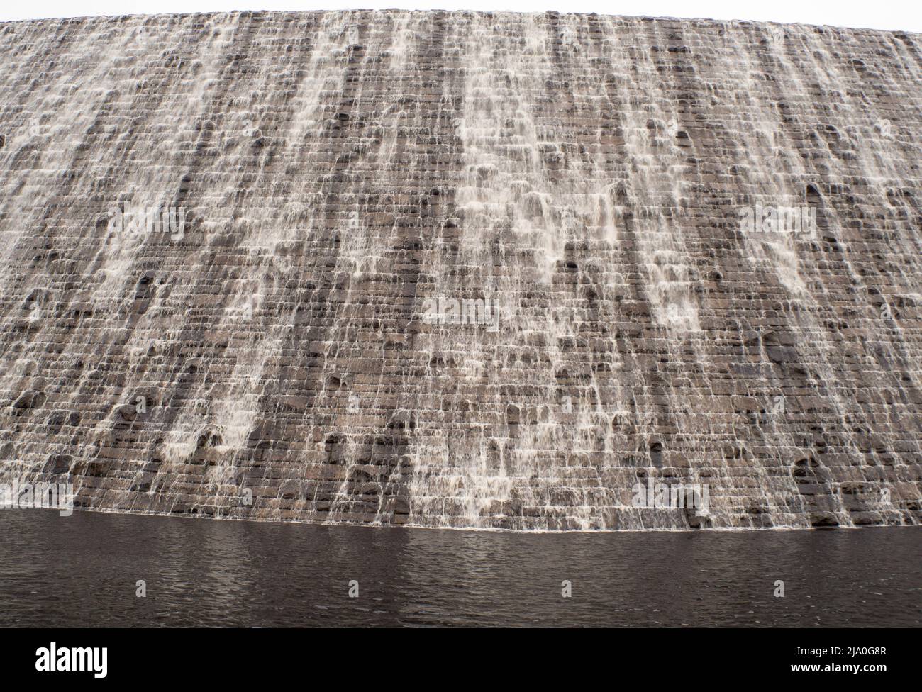 Derwent dam overflowing the retaining wall Stock Photo - Alamy