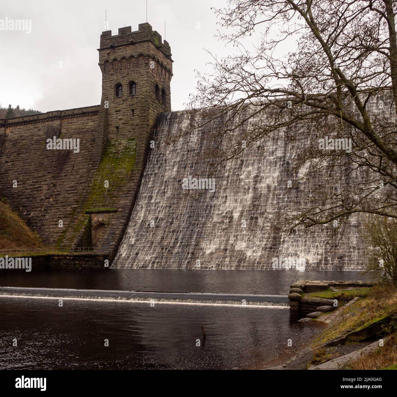 Derwent dam overflowing the retaining wall Stock Photo - Alamy