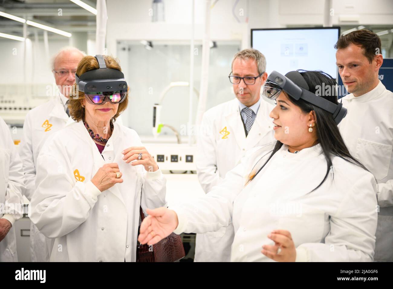 CAMBRIDGE 20220526 Queen Silvia (L) and King Carl Gustaf and Minister ...