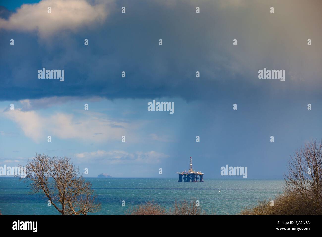 Oil rig and storm hi-res stock photography and images - Alamy