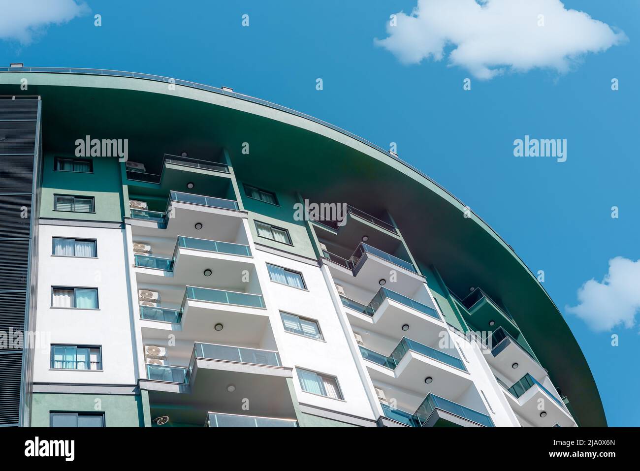 Condo building exterior hi-res stock photography and images - Alamy