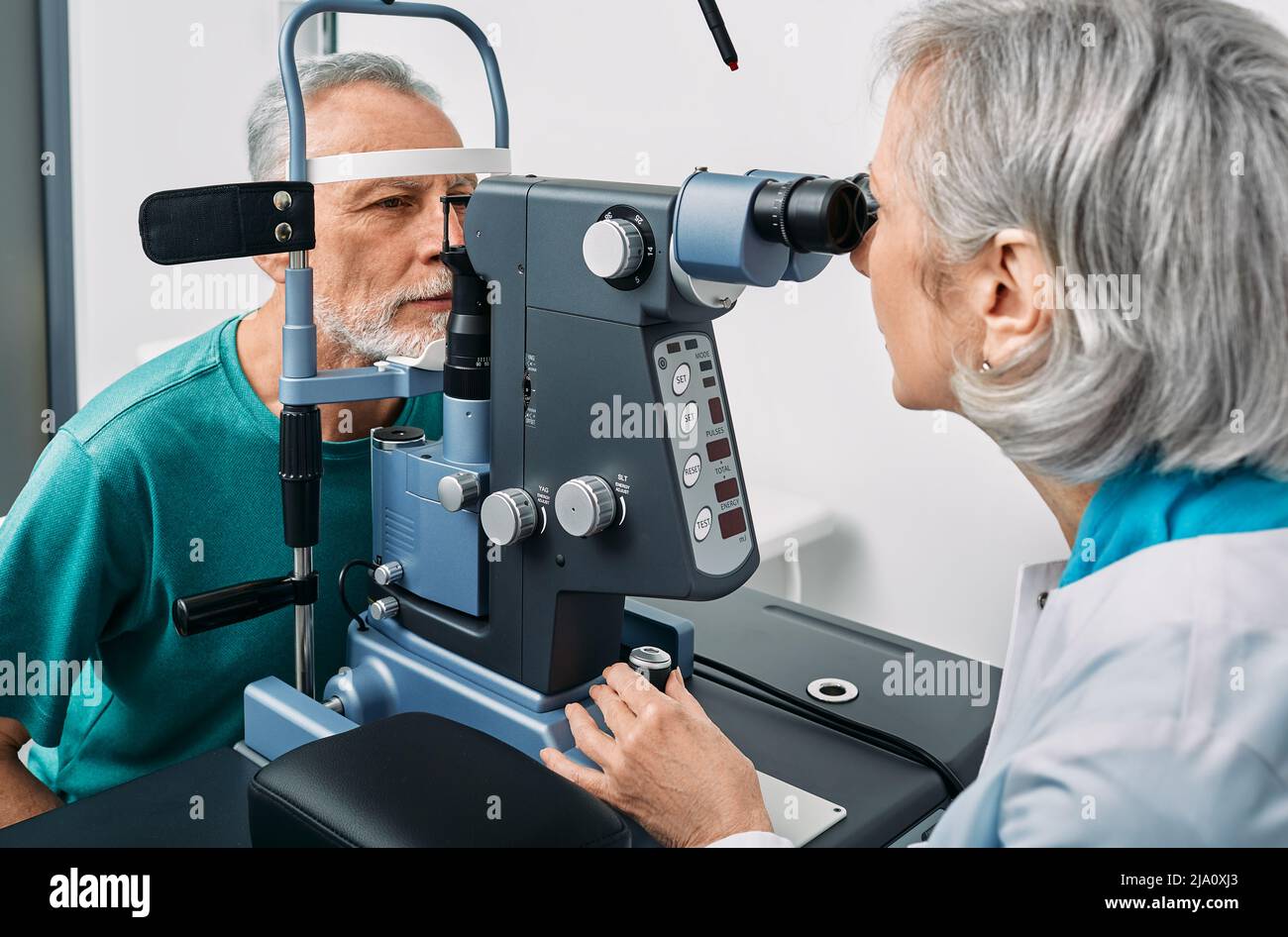 Laser beam eye test hi-res stock photography and images - Alamy
