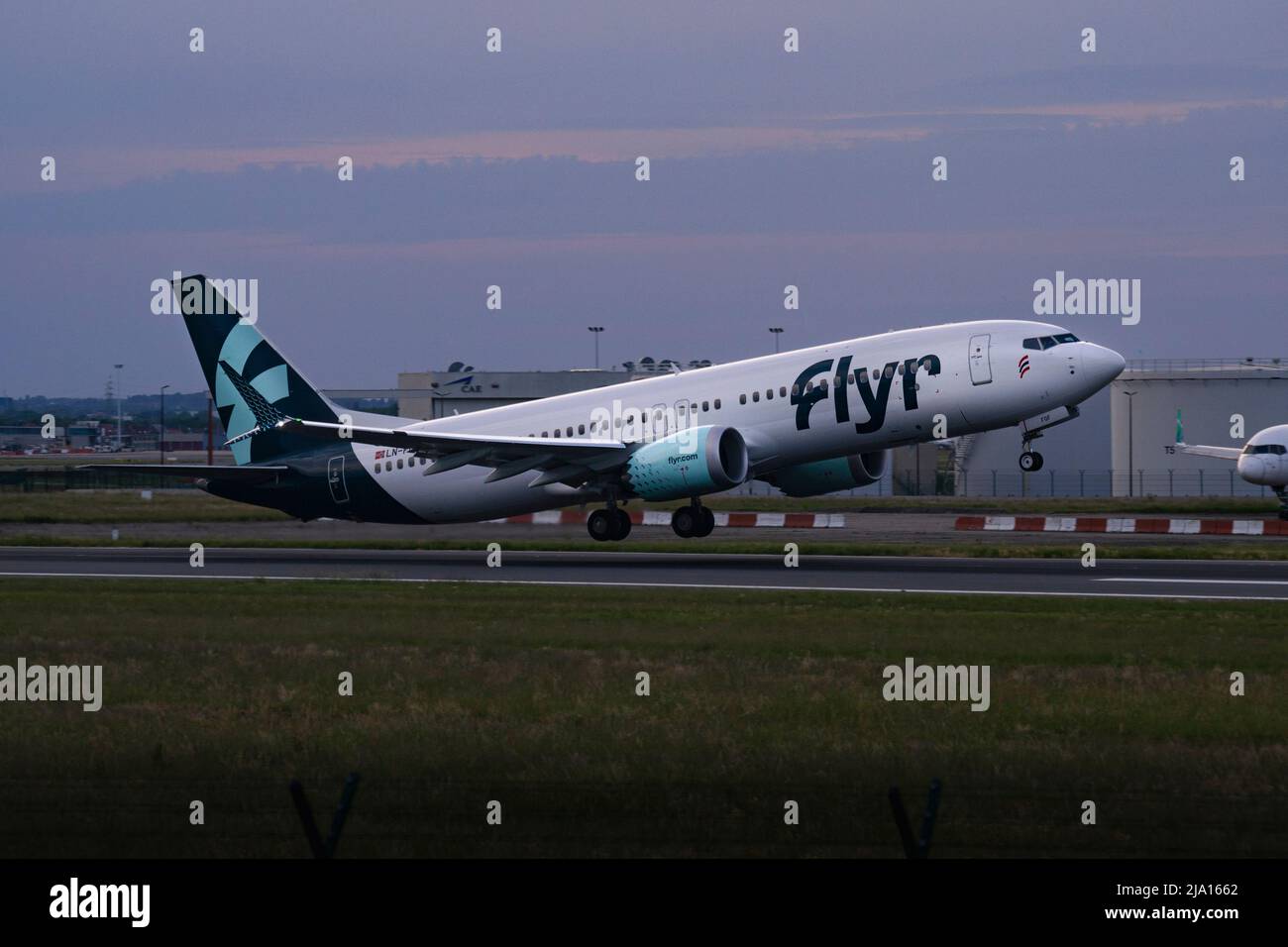 boeing 737max taking off at brussles Stock Photo - Alamy