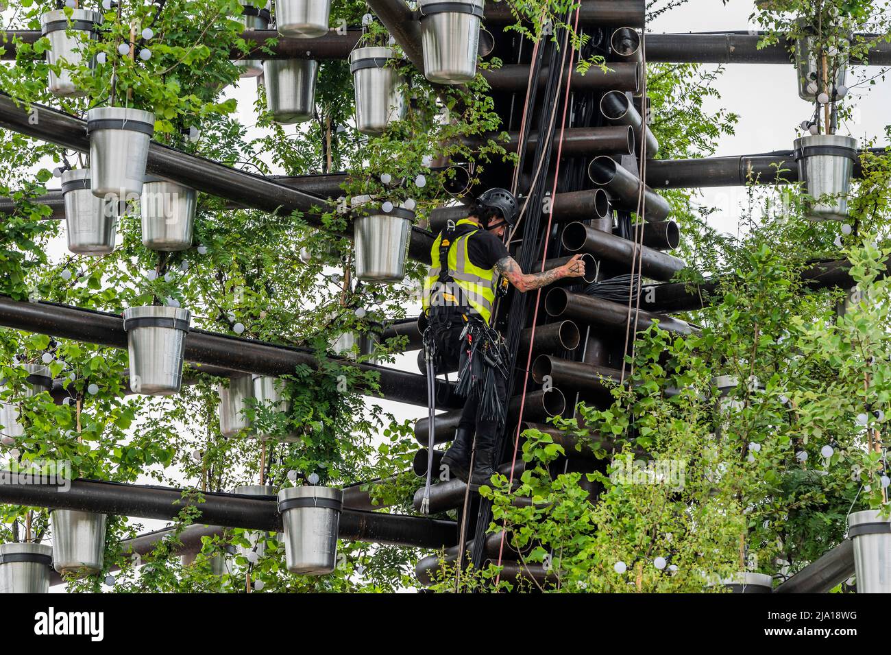 London, UK. 26th May, 2022. Workers can be seen towards the top of the ...