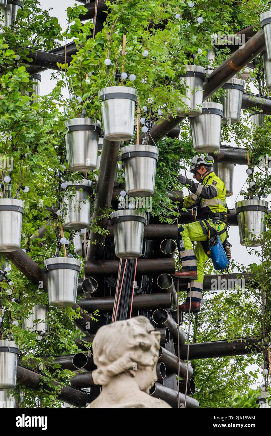 London, UK. 26th May, 2022. Workers can be seen towards the top of the ...