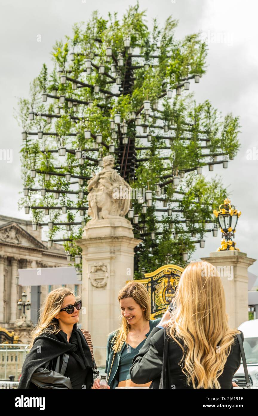 London, UK. 26th May, 2022. A steady flow of tourists stop to take ...
