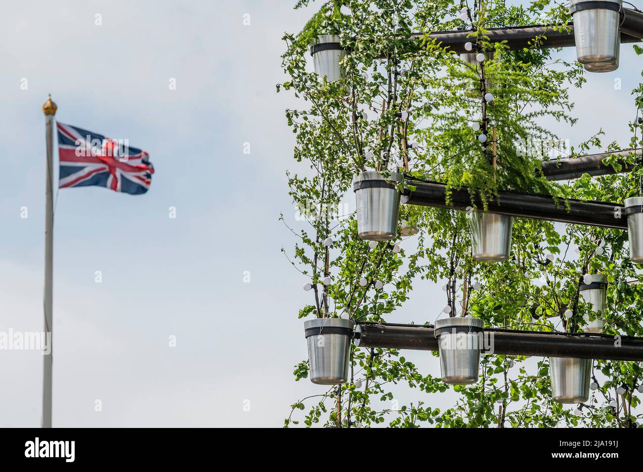 London, UK. 26th May, 2022. Workers can be seen towards the top of the ...