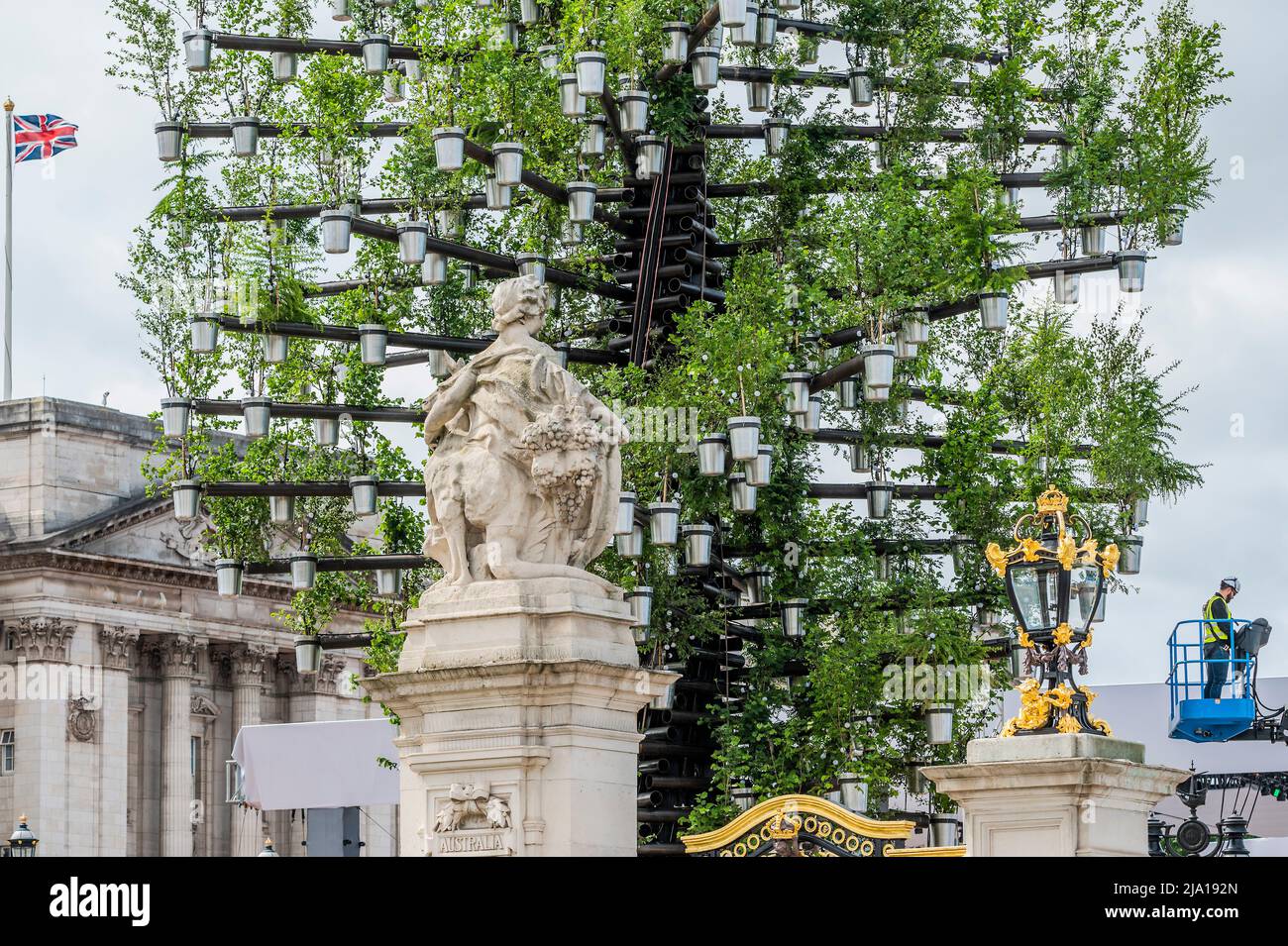 London, UK. 26th May, 2022. Workers can be seen towards the top of the ...