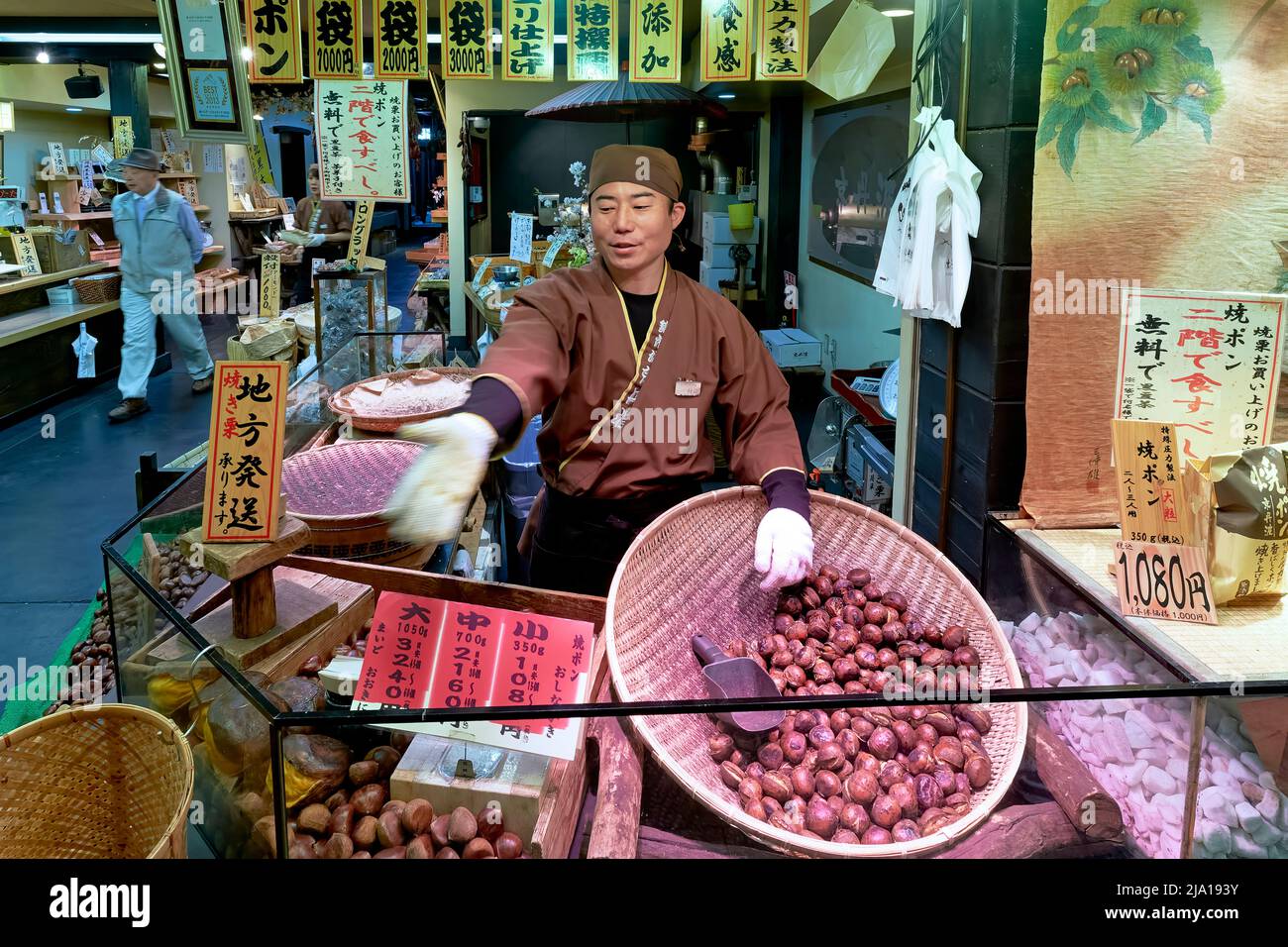 Japan. Kyoto. Nishiki Market. Chestnuts seller Stock Photo - Alamy