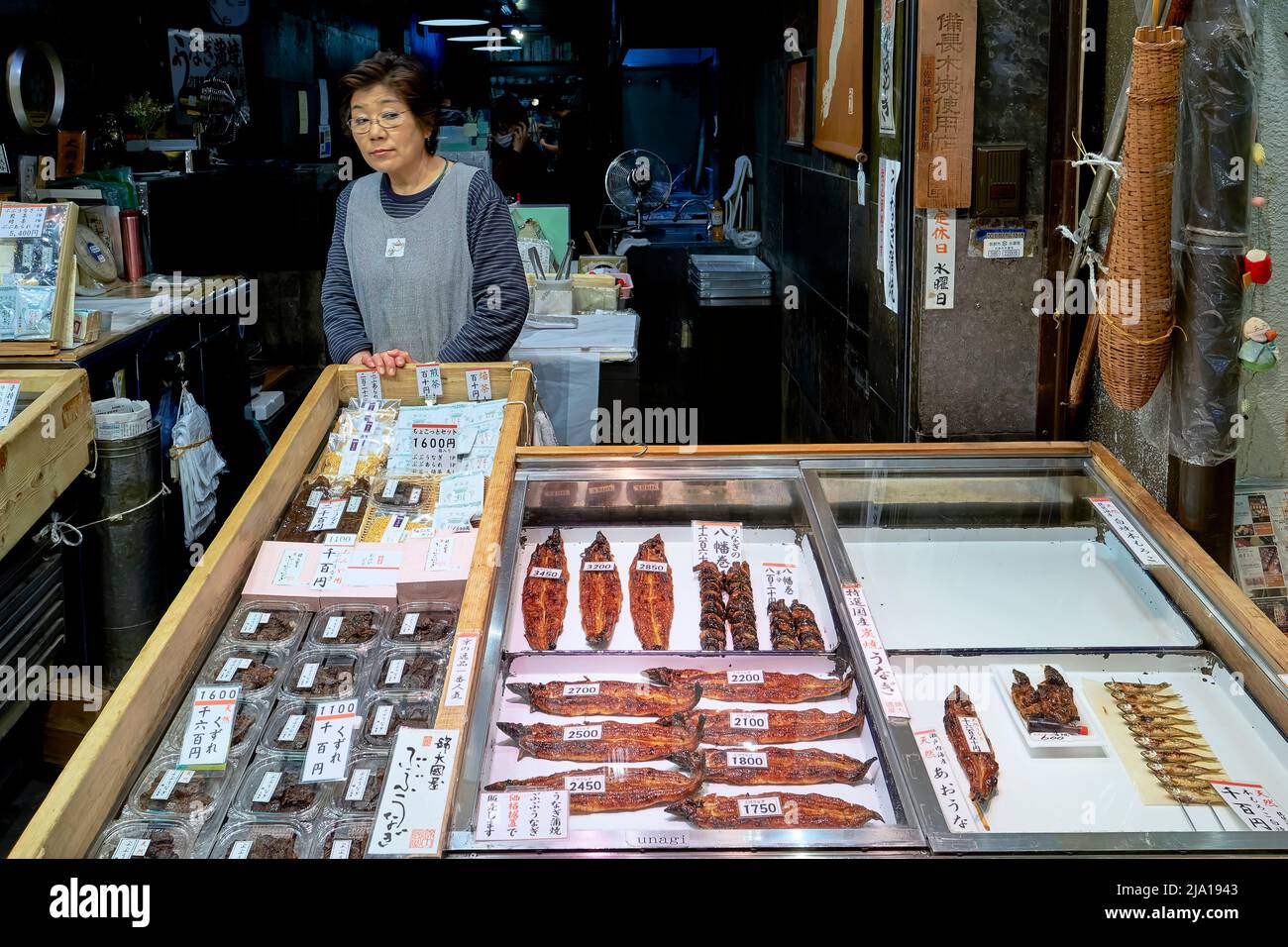 Market fishmonger hi-res stock photography and images - Alamy