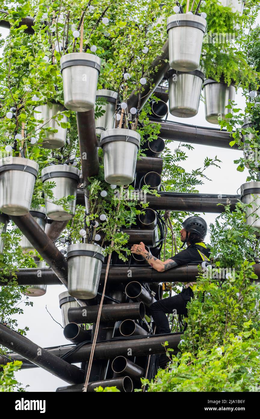 London, UK. 26th May, 2022. Workers can be seen towards the top of the ...