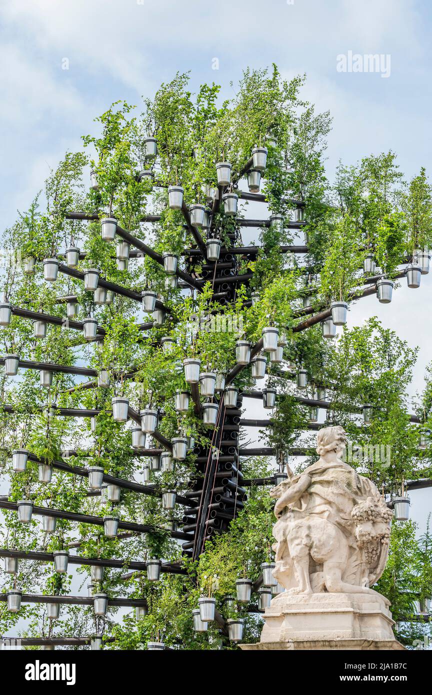 London, UK. 26th May, 2022. Workers can be seen towards the top of the ...