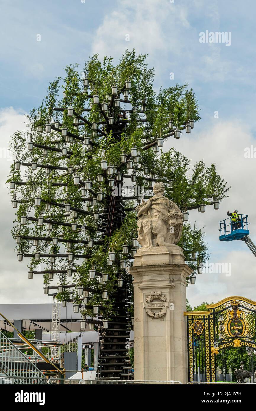 Jubilee green canopy buckingham palace hi-res stock photography and ...