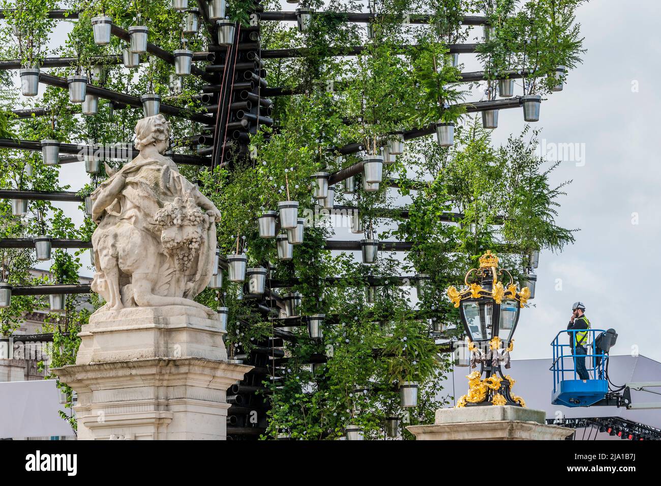 London, UK. 26th May, 2022. Workers can be seen towards the top of the ...
