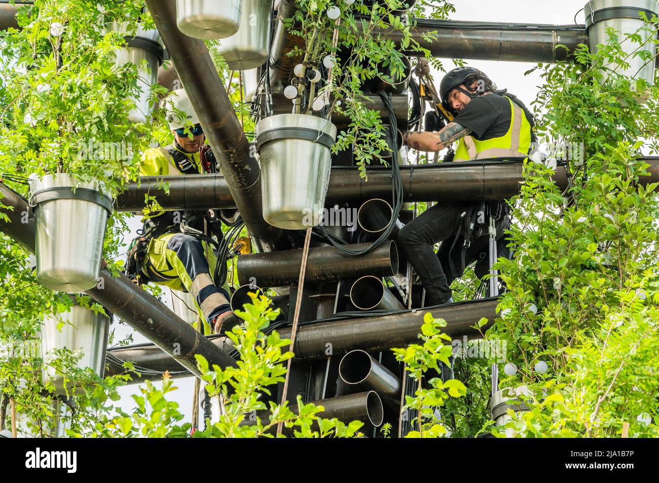London, UK. 26th May, 2022. Workers can be seen towards the top of the ...