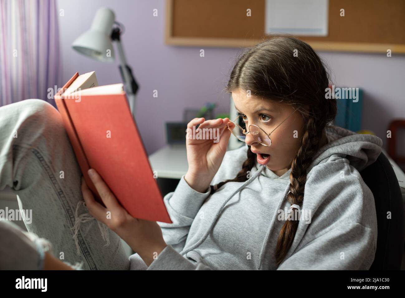 Baffled and reading hi-res stock photography and images - Alamy