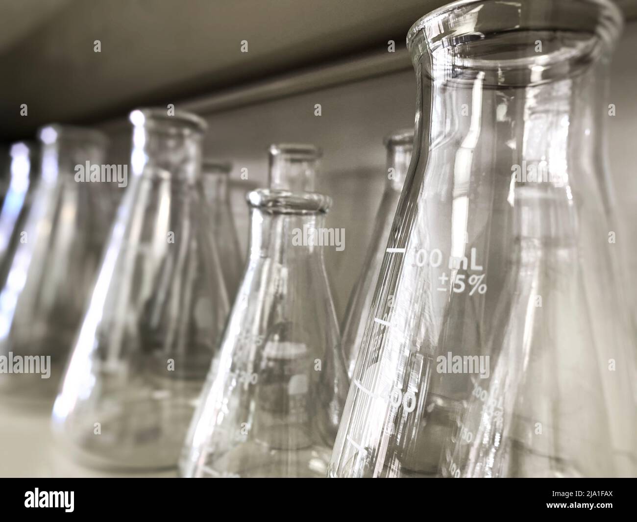Titration flask hi-res stock photography and images - Alamy