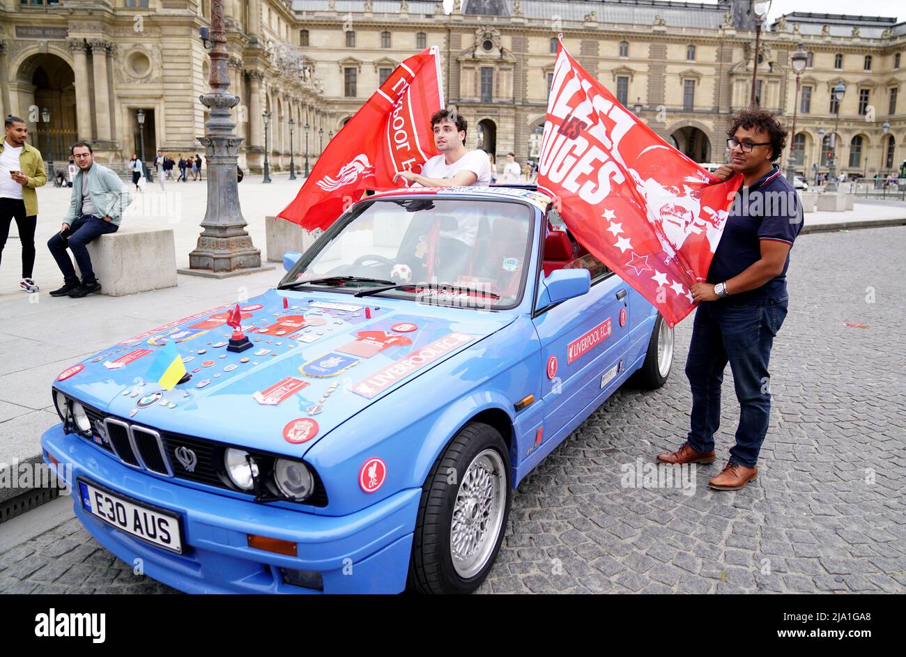 Mel Singh and Leo from Birmingham pose for photos outside The Louvre ...