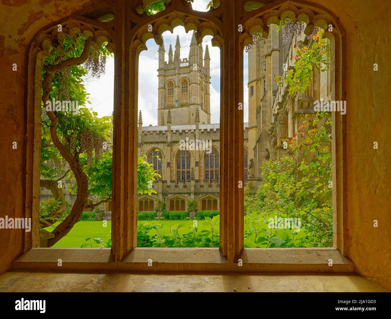 OXFORD CITY ENGLAND MAGDALEN COLLEGE INTERIOR OF THE CLOISTERS VIEW OF ...