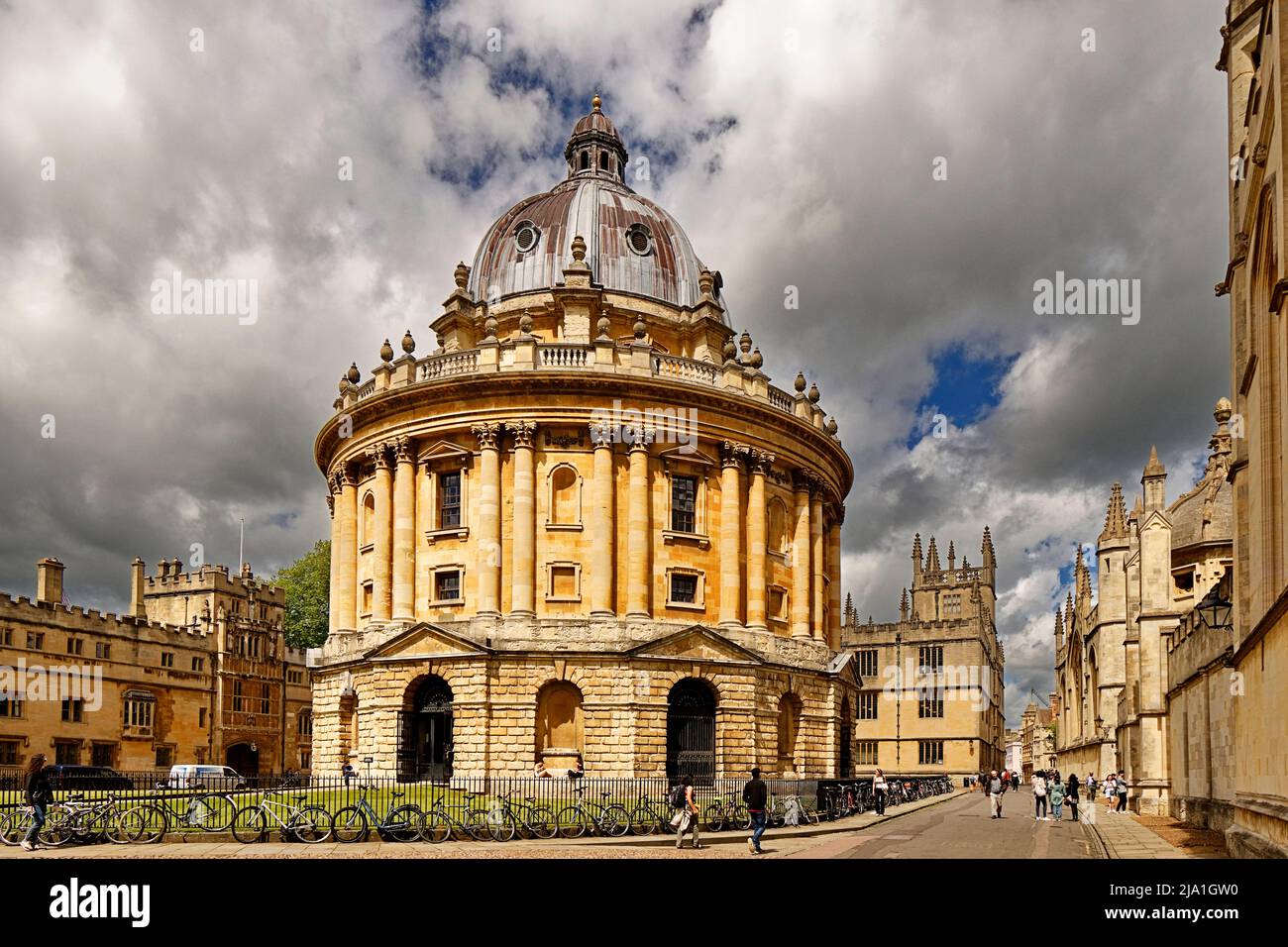 OXFORD CITY ENGLAND RADCLIFFE SQUARE THE RADCLIFFE CAMERA BUILDING AND ...
