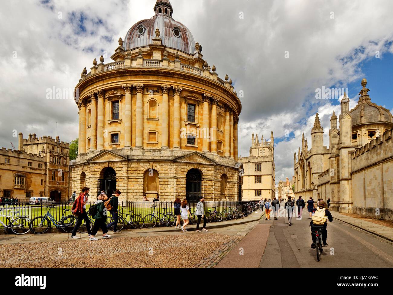 OXFORD CITY ENGLAND RADCLIFFE SQUARE THE RADCLIFFE CAMERA BUILDING AND ...