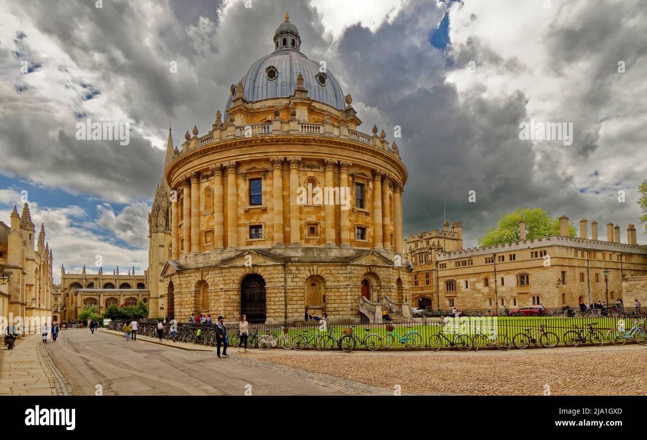 OXFORD CITY ENGLAND RADCLIFFE SQUARE THE RADCLIFFE CAMERA BUILDING ...